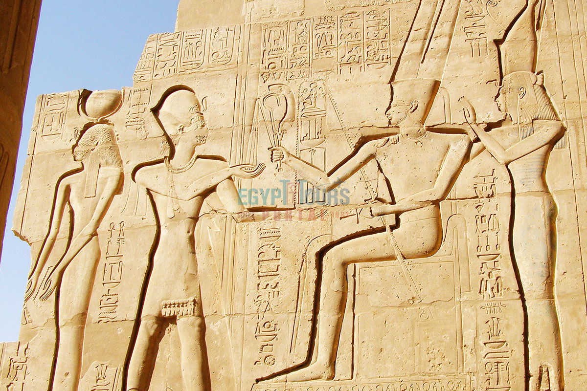 Ramesseum Temple: Facts, Statue, Papyrus & Photos